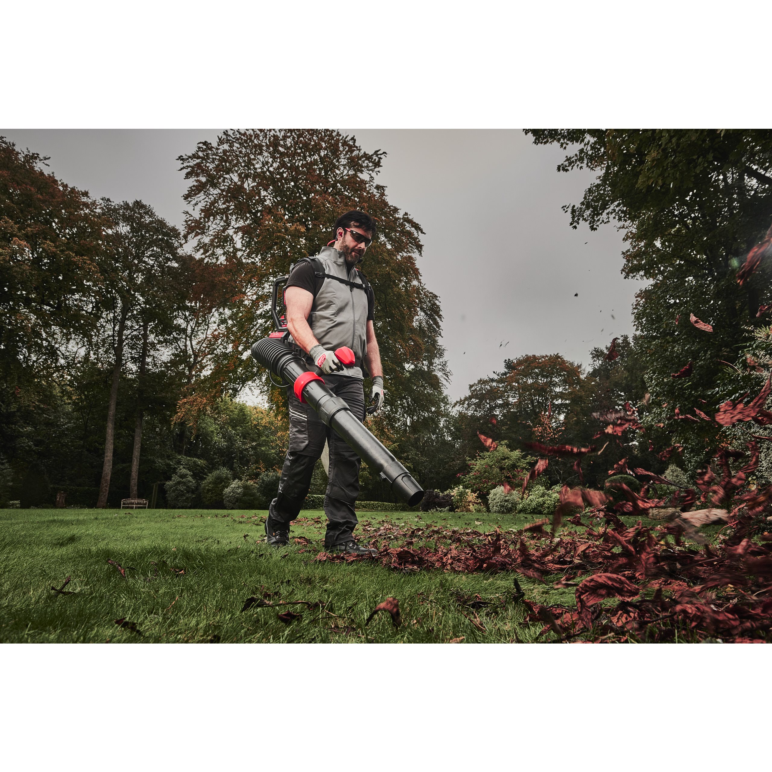 M18 FUEL™ Dual Battery Backpack Blower | Leaf Blowers | Milwaukee Tool UK