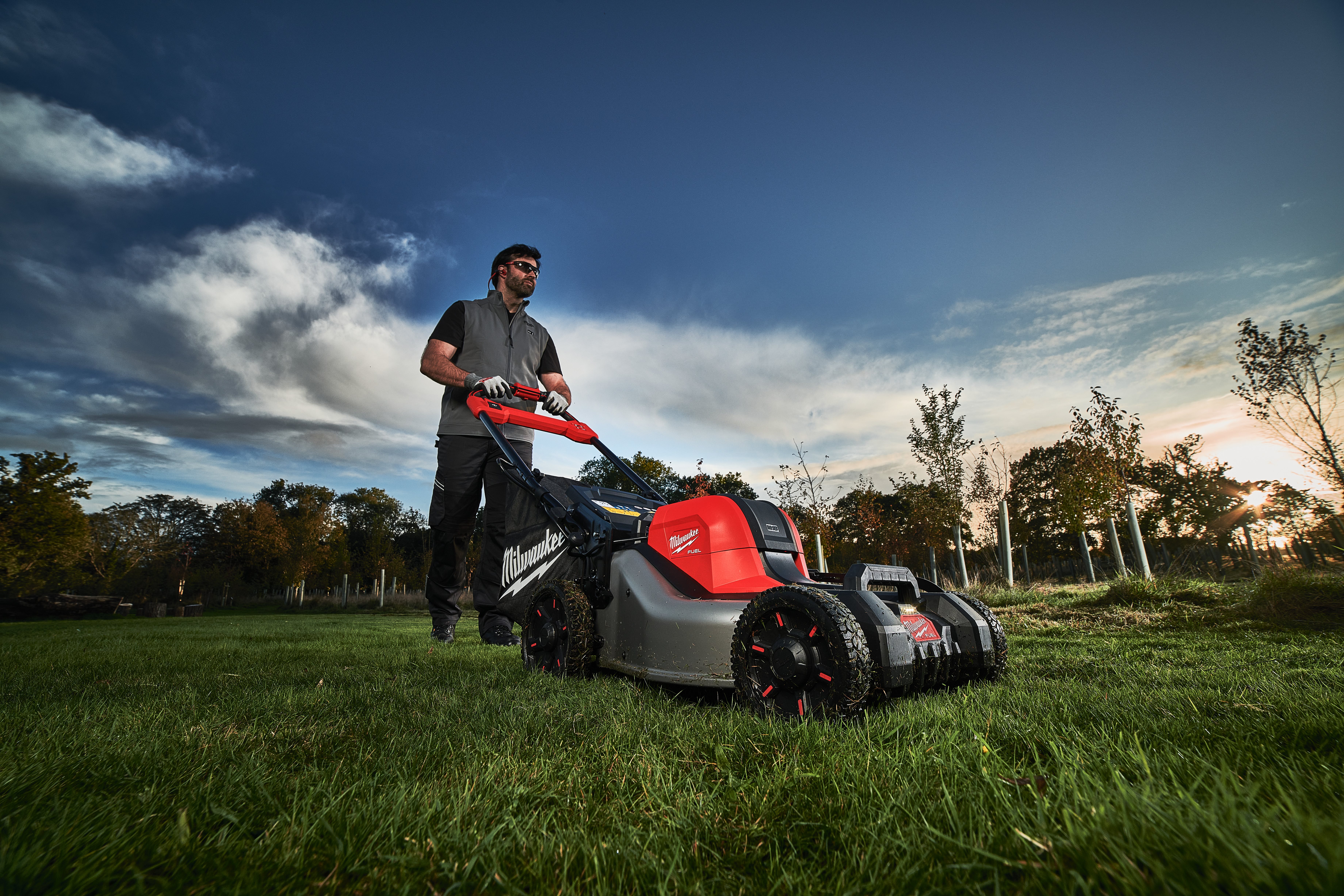 M18 FUEL Dual Battery Self propelled Lawn Mower 46 Cm Lawn Mowing Milwaukee Tool EU