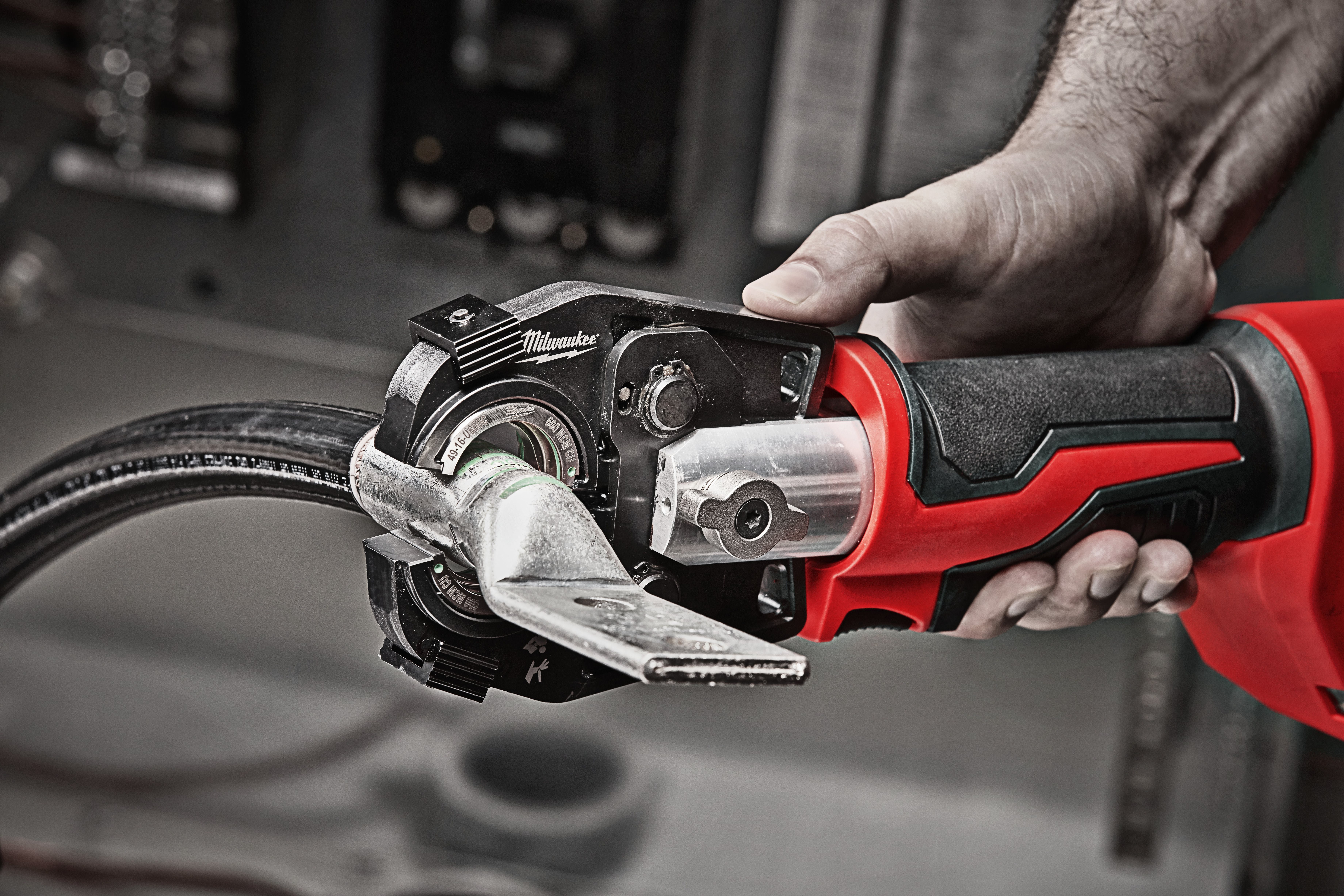 M18 FORCE LOGIC Hydraulic 53 KN Cable Crimper Cordless Cable Crimping Milwaukee Tool EU